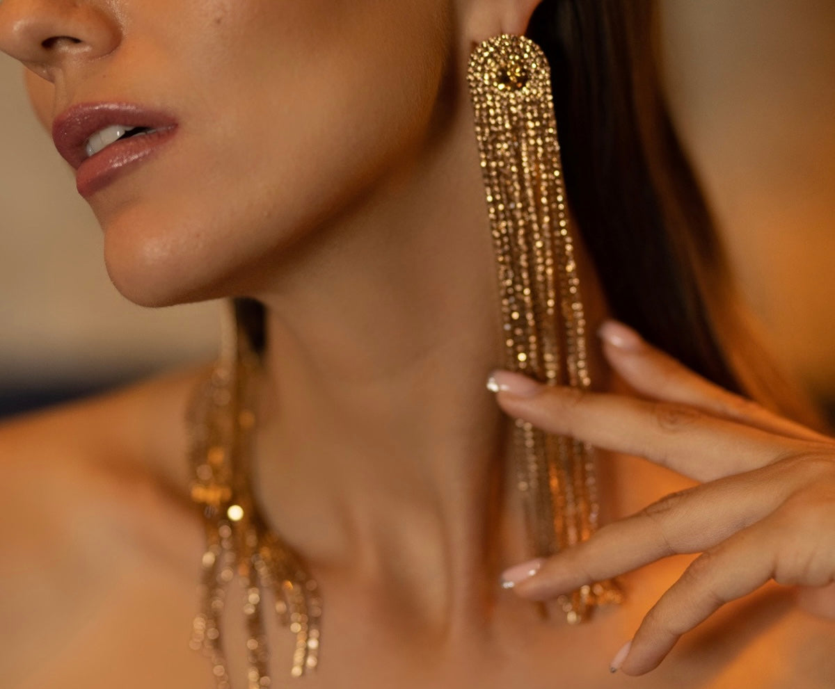 Long earrings are back and we tell you how to wear them – mariabellojewels